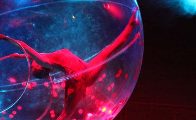 Performance hula Hoop dans une sphere de cristale - Spectacles et ...